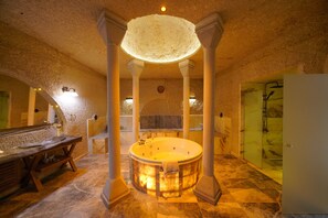 Sultan Cave Suite | Casa de banho | Artigos de higiene pessoal grátis, um secador de cabelo, chinelos 