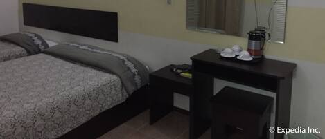 Quarto Triplo Básico | Cofre no quarto, secretária, roupa de cama fornecida