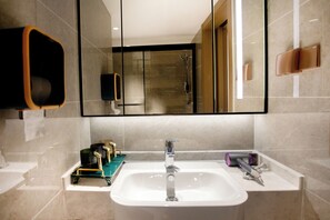 Loft | Banheiro | Chuveiro, produtos de toalete grátis, secador de cabelo, chinelos