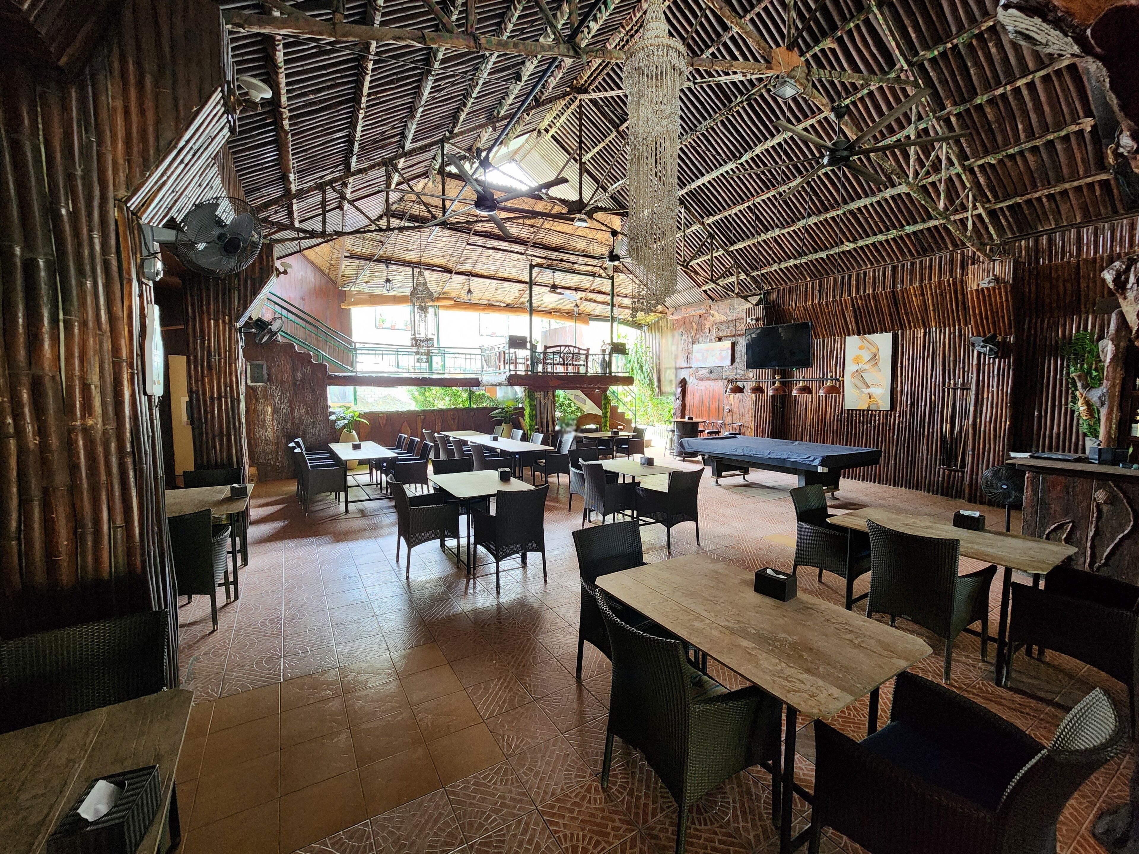 Café da manhã, almoço e jantar; culinária internacional 