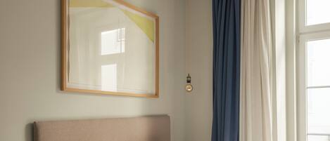 Small Room with City View | Cofres nos quartos, cortinas blackout, quartos à prova de som