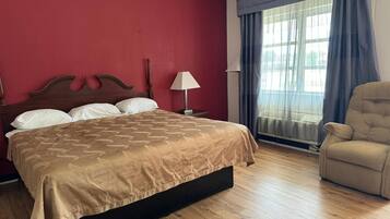 Secretária, roupa de cama fornecida