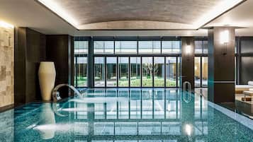 Piscina interior, piscina exterior sazonal, guarda-sóis