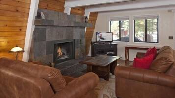 Casa, 3 quartos | Sala de estar | Televisor, lareira, leitor de DVD