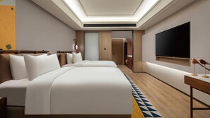 Frigobar, cofres nos quartos, escrivaninha, quartos à prova de som