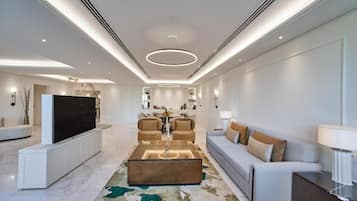 Villa Nobre, 4 quartos, varanda, vista para o jardim | Sala de estar | Televisor LCD de 49 polegadas com canais digitais, televisor