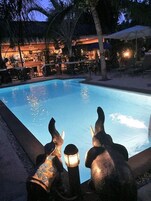 Piscina externa, guarda-sóis, espreguiçadeiras