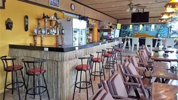 Pequenos-almoços, almoços, jantares servidos, junto à piscina