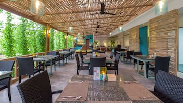 Café da manhã, almoço e jantar; culinária internacional