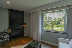 Secretária, cortinas/cortinados opacos 