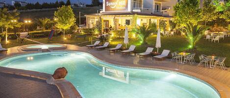 Piscina exterior, guarda-sóis, espreguiçadeiras