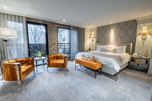 Suíte standard, 1 cama King, acessível, sacada | 1 quarto, roupas de cama premium, frigobar, cofres nos quartos