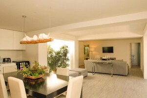 Apartamento, 2 quartos (Villa Syrah) | Sala de estar | Televisor 