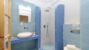 Quarto Superior | Casa de banho | Um polibã, artigos de higiene pessoal grátis, um secador de cabelo