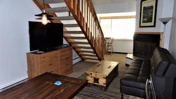 Apartamento em Condomínio Fechado, várias camas (Copper Junction Studio Loft CJJD) | Sala | Televisor, leitor de DVD