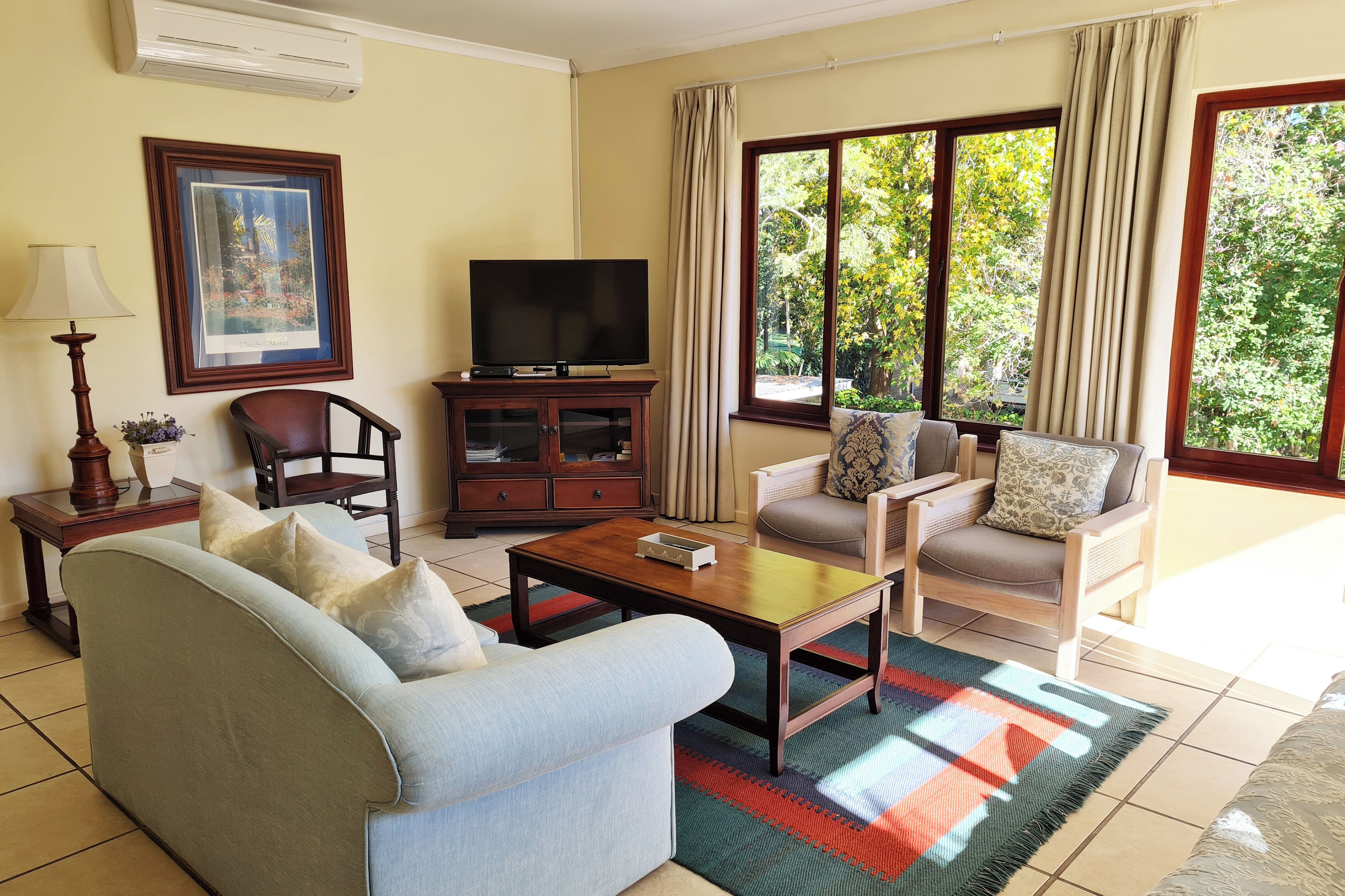 Apartamento luxo, 1 quarto (Lavender) | Área de estar | TV LED 32 polegadas com canais digitais, TV