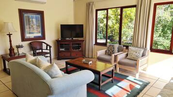 Apartamento luxo, 1 quarto (Lavender) | Área de estar | TV LED 32 polegadas com canais digitais, TV