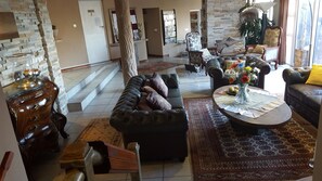 3 bares/lounges, 5 bares na praia, um bar junto à piscina 