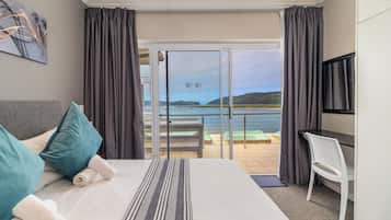 Apartamento de Luxo, varanda, vista para a lagoa | 1 quarto, com decoração personalizada, com mobília individualizada