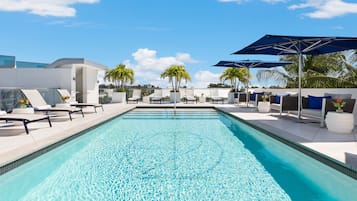 Piscina externa, espreguiçadeiras