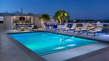 Piscina externa, espreguiçadeiras