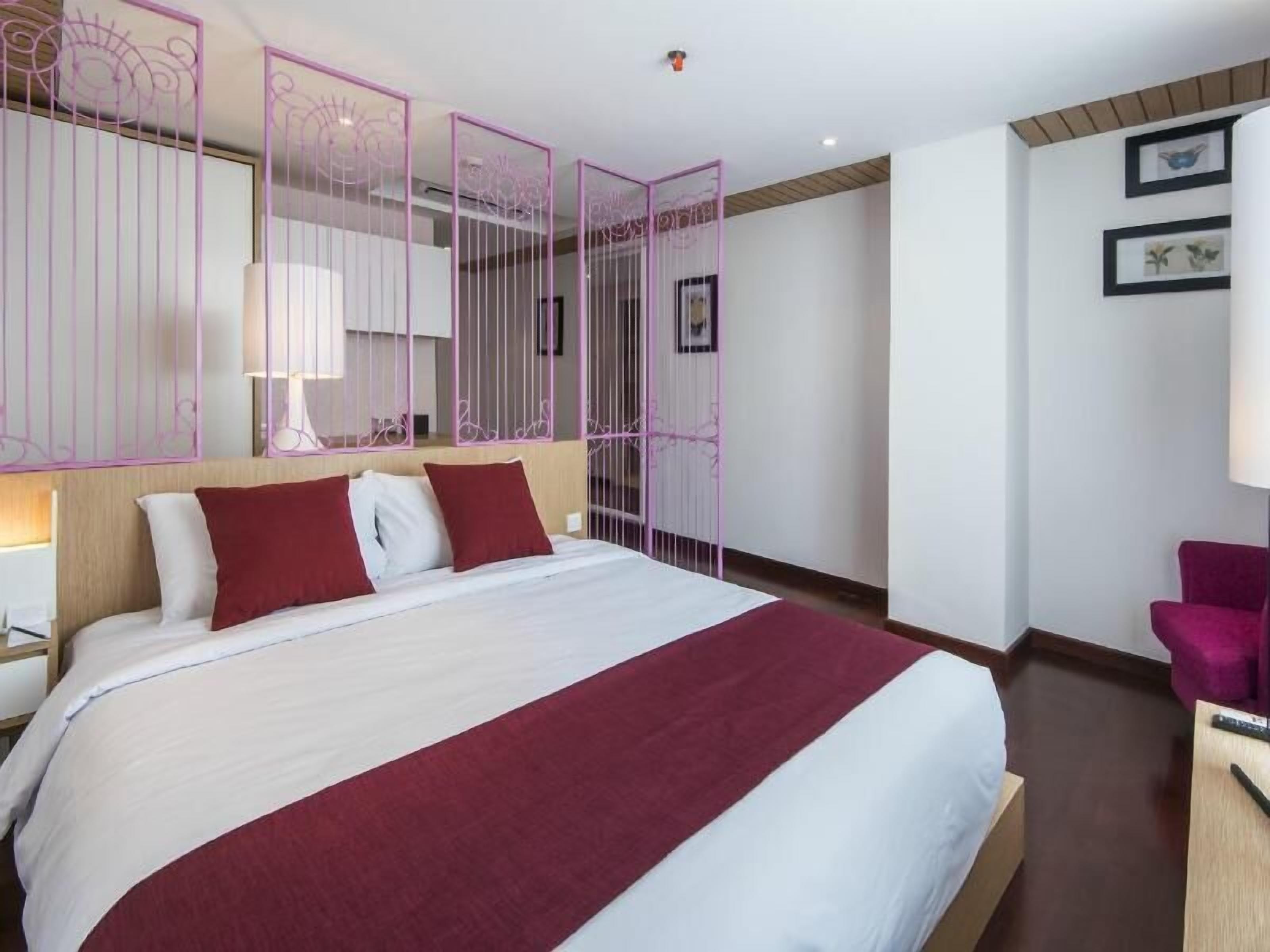 Cofres nos quartos, individualmente decorados, escrivaninha