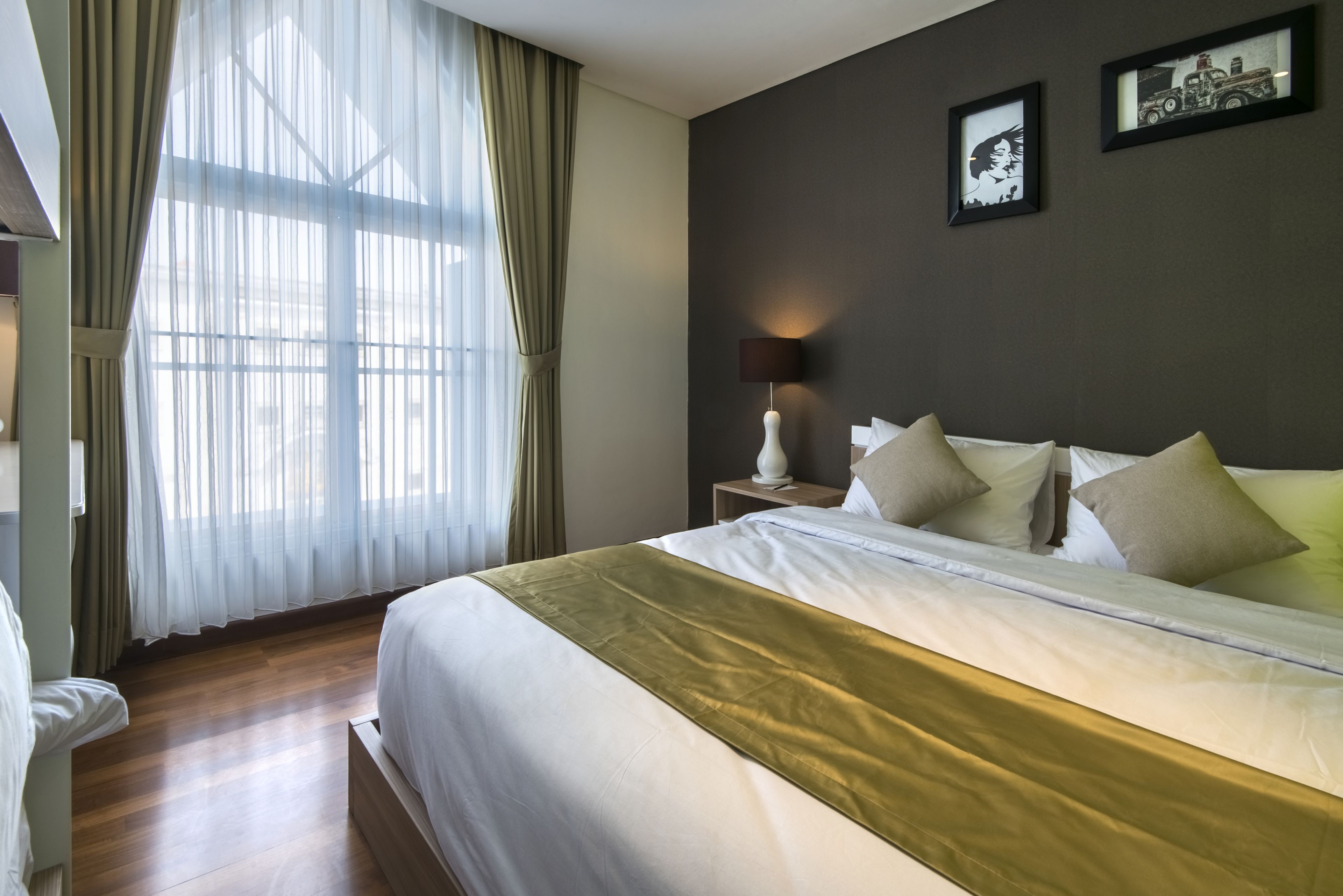 Cofres nos quartos, individualmente decorados, escrivaninha