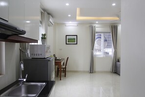 Apartamento de Luxo, 1 quarto | Cozinha privada | Um frigorífico, um micro-ondas, uma placa de cozinha 