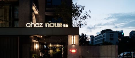 Fachada da propriedade à noite