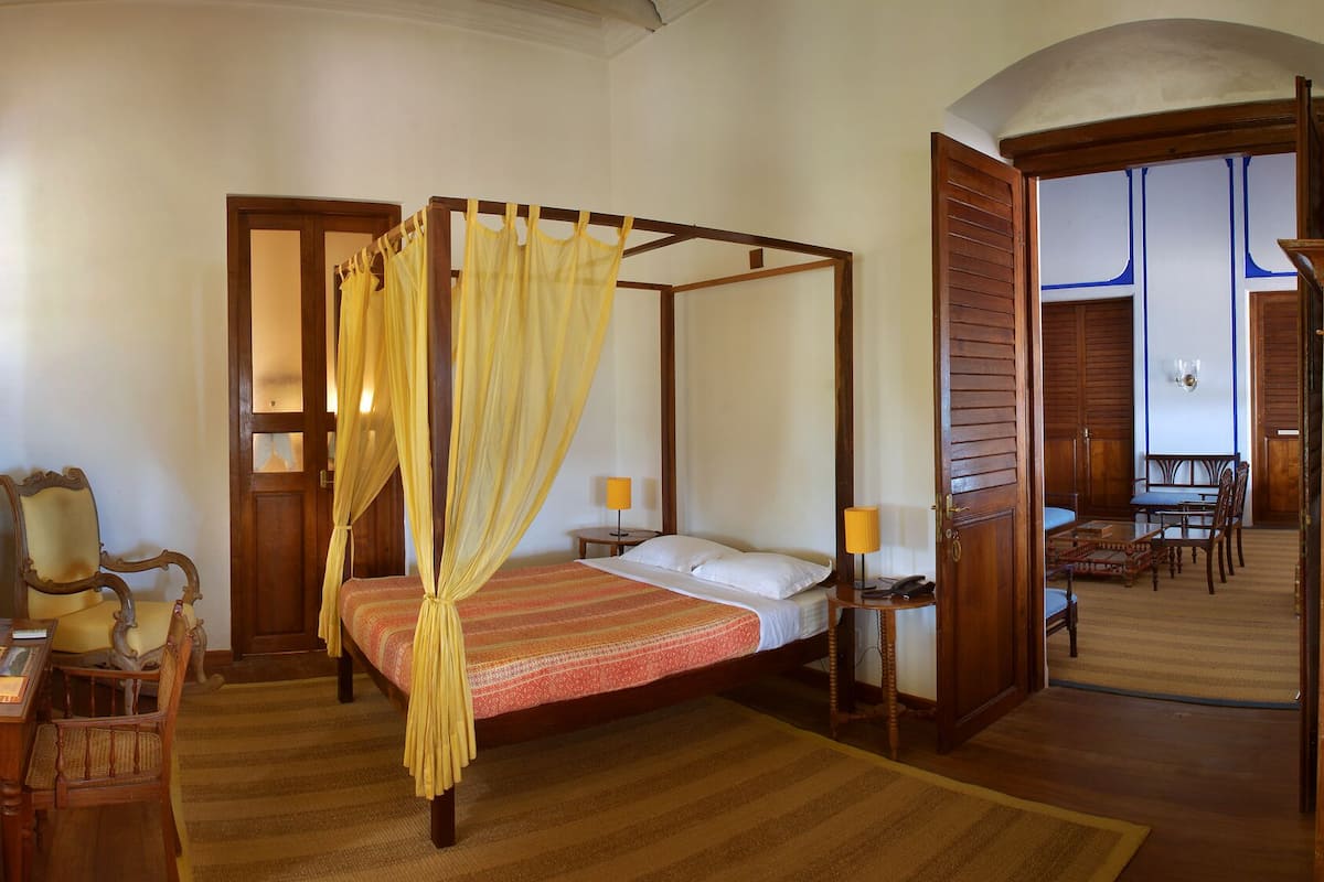 Quarto Duplo Premium, vista para o jardim | Minibar, secretária, roupa de cama fornecida