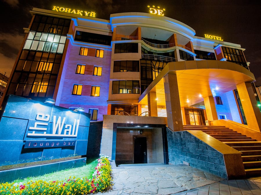 Fachada da propriedade à noite