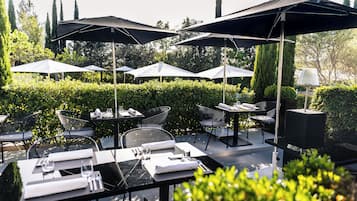 Almoços, jantares servidos, cozinha francesa, com vista para o jardim