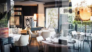 Almoços, jantares servidos, cozinha francesa, com vista para o jardim