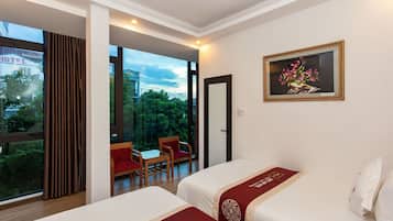 Quarto Superior | Secretária, cortinas/cortinados opacos, quartos insonorizados
