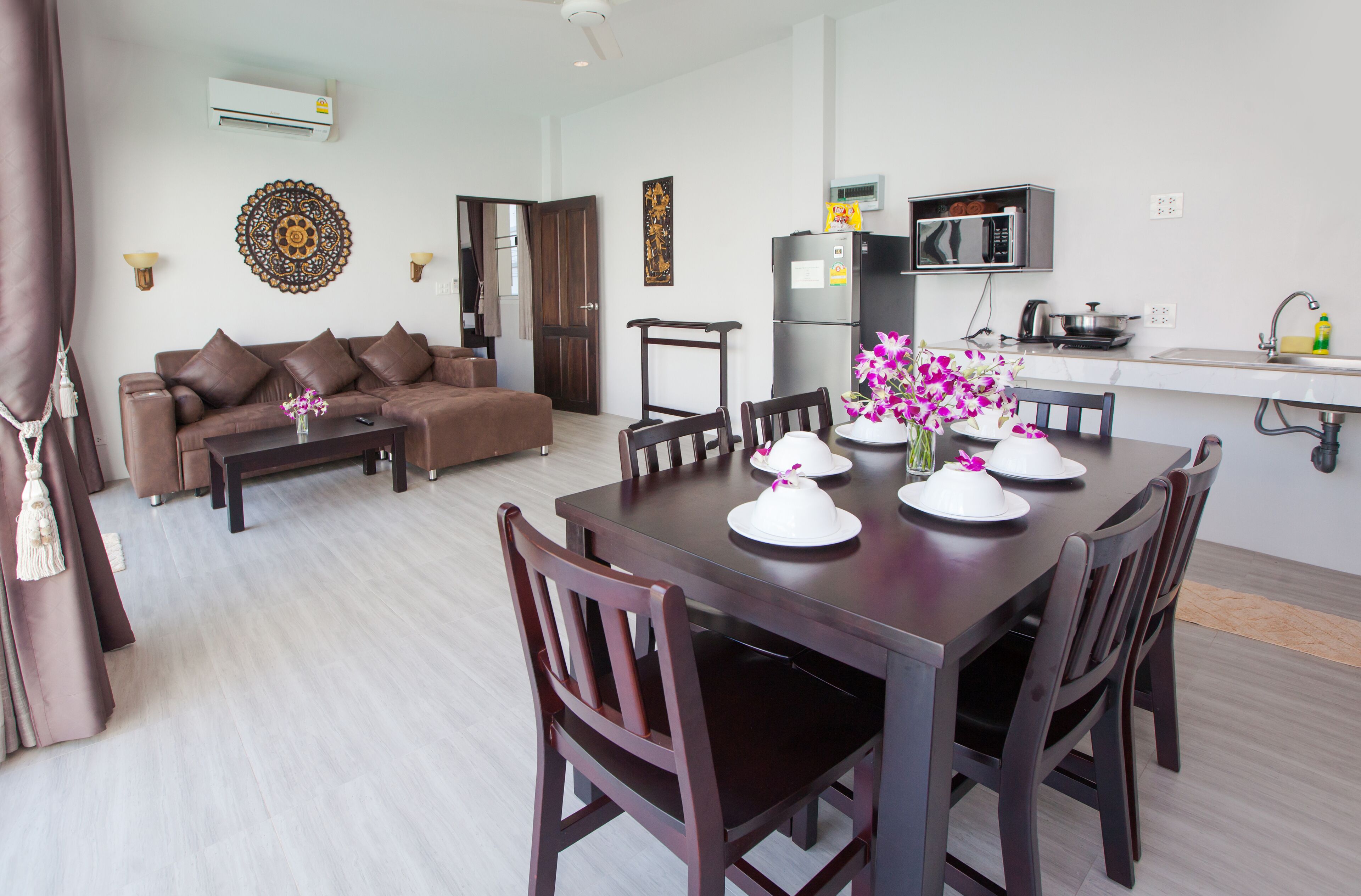 3 Bedrooms Villa with Private Jacuzzi | Sala de estar | Televisor de ecrã plano de 37 polegadas com canais por cabo, televisor 