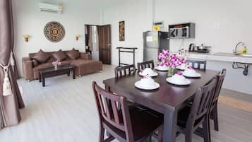 3 Bedrooms Villa with Private Jacuzzi | Sala de estar | Televisor de ecrã plano de 37 polegadas com canais por cabo, televisor