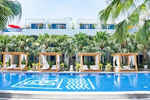 Piscina externa, funciona das 6h30 às 21h, espreguiçadeiras