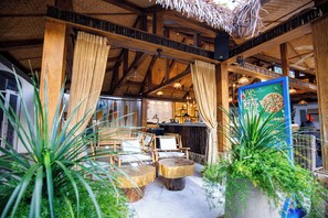 Pequenos-almoços, almoços, jantares servidos, com vista para a piscina