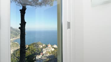 Apartamento luxo, 2 quartos, 2 banheiros, vista para o mar | Vista do quarto