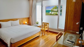 Quarto casal luxo, 1 cama Queen | Frigobar, cofres nos quartos, escrivaninha, cortinas blackout