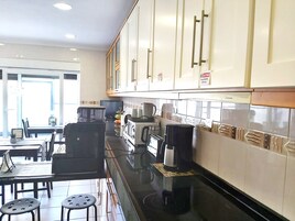 Geladeira, micro-ondas, fogão, cooktop