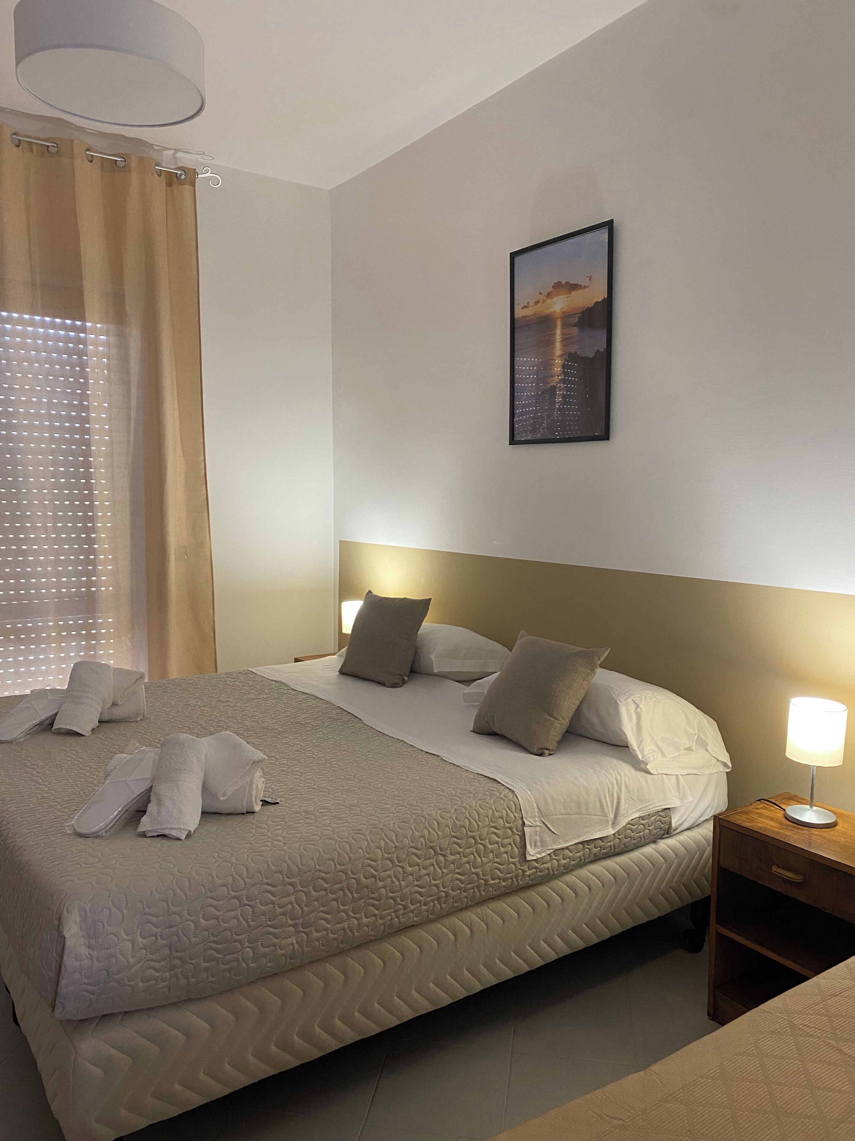 Quarto Triplo, varanda | Com mobília individualizada, secretária, cortinas/cortinados opacos 