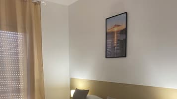 Quarto Triplo, varanda | Com mobília individualizada, secretária, cortinas/cortinados opacos
