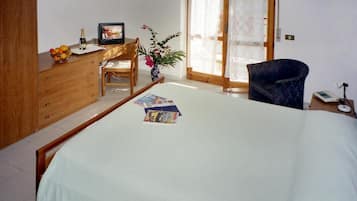 Individualmente mobiliados, escrivaninha, cortinas blackout