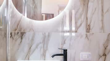 Superior Room | Banheiro | Produtos de toalete grátis, secador de cabelo, toalhas de banho