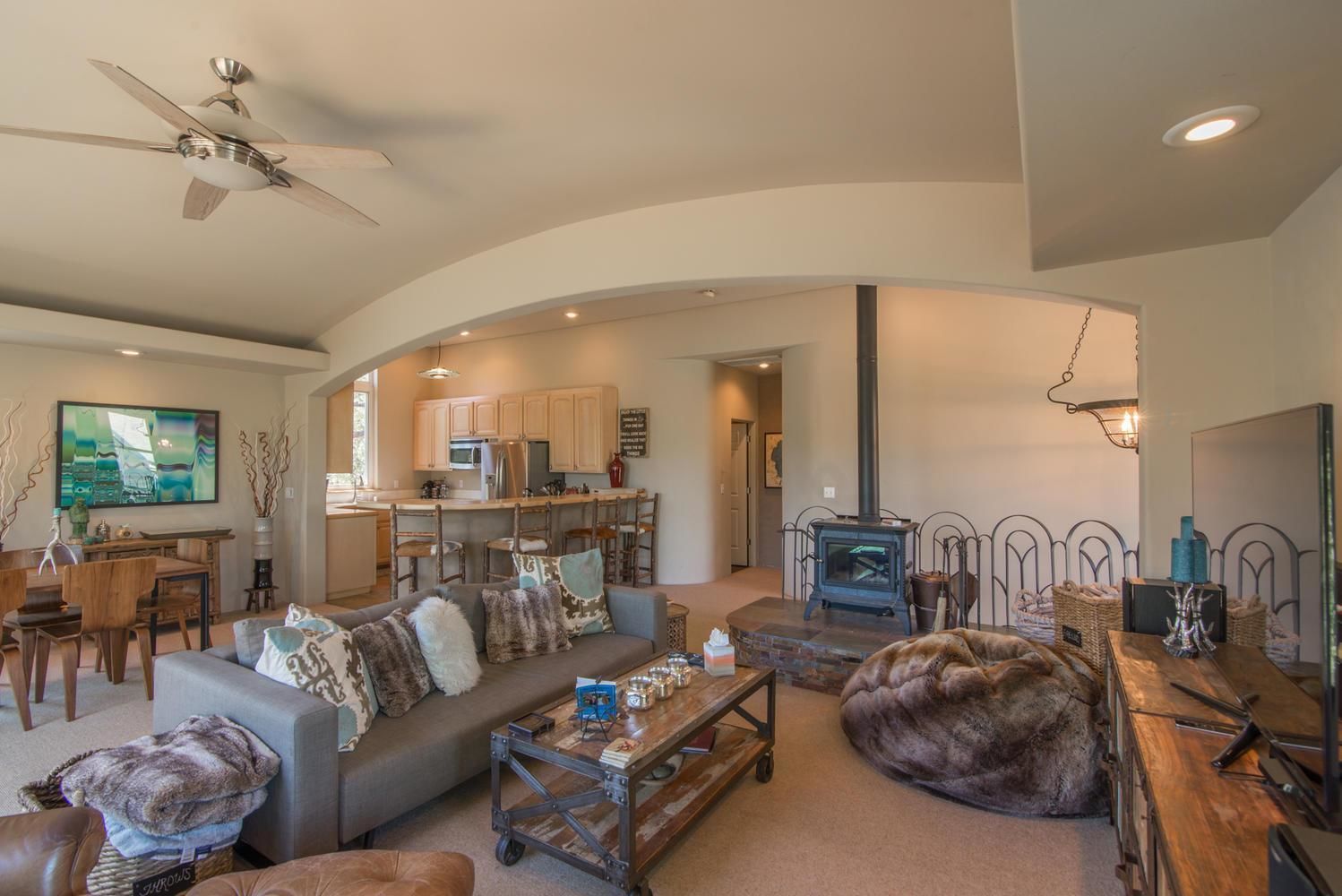 Casa conforto, 4 quartos, ao lado da montanha | Área de estar | DVD player