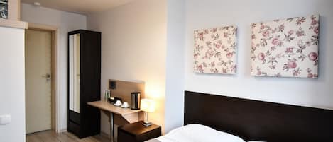 Quarto Individual, casa de banho privativa (I) | 1 quarto, minibar, secretária, ferro/tábua de engomar