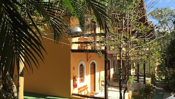 Chalé superluxo | Frigobar, cofres nos quartos, berços grátis