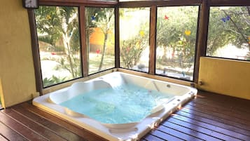 Piscina interna, piscina externa, espreguiçadeiras