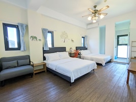 Quarto quádruplo standard | Wi-Fi de cortesia, roupa de cama